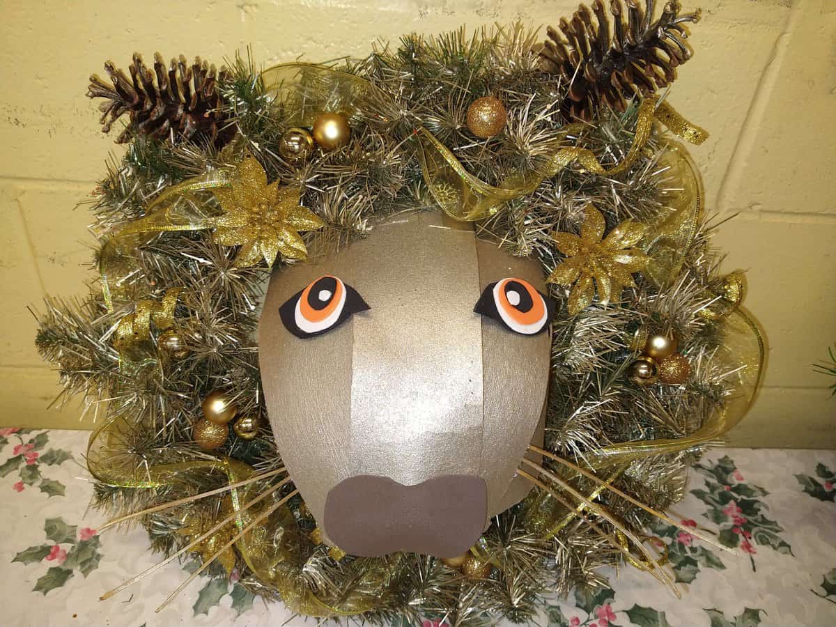 Check Out Disney Cast Member's Backstage Wreath-Decorating Contest ...