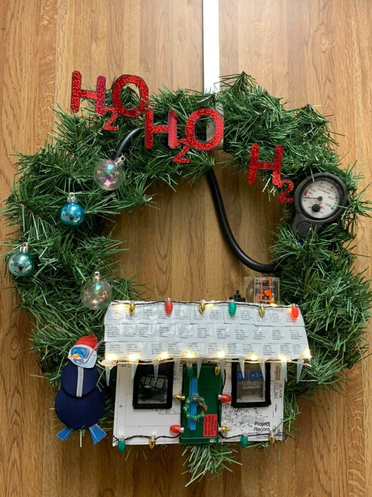 Check Out Disney Cast Member's Backstage Wreath-Decorating Contest ...