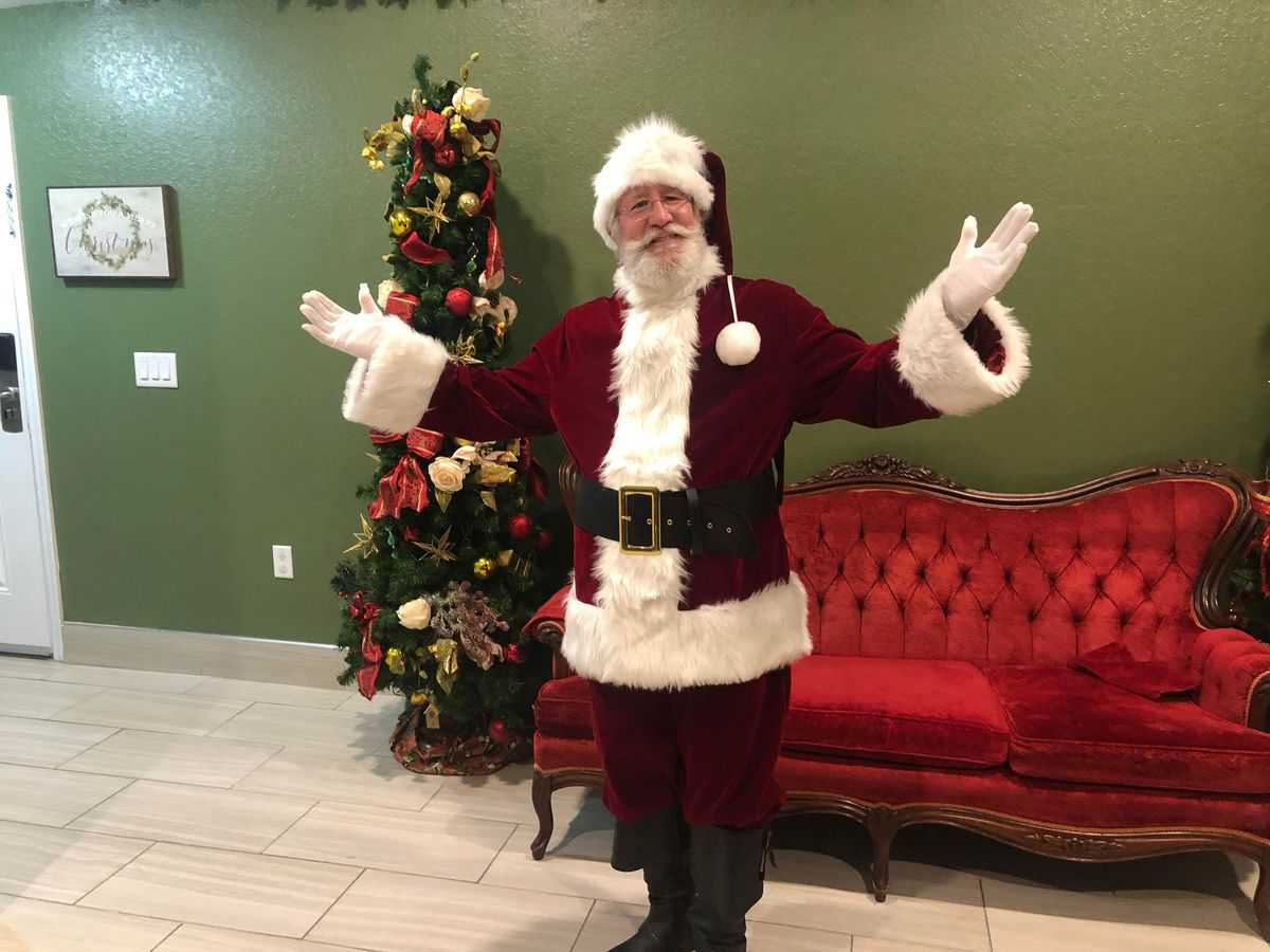 Virtual Queue Reservations Required to Meet Santa Claus?