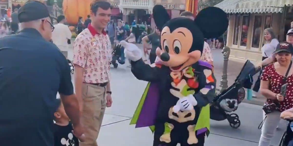VIDEO: Mickey Mouse Corrects Father’s Parenting at Disneyland